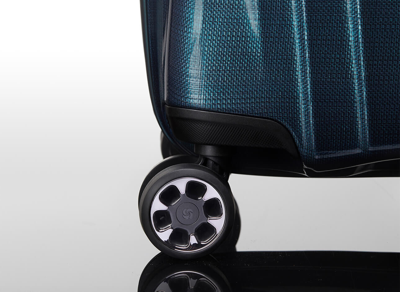 Nexis Spinner expandable (4 wheels) 76cm Deep Petrol | Samsonite UK