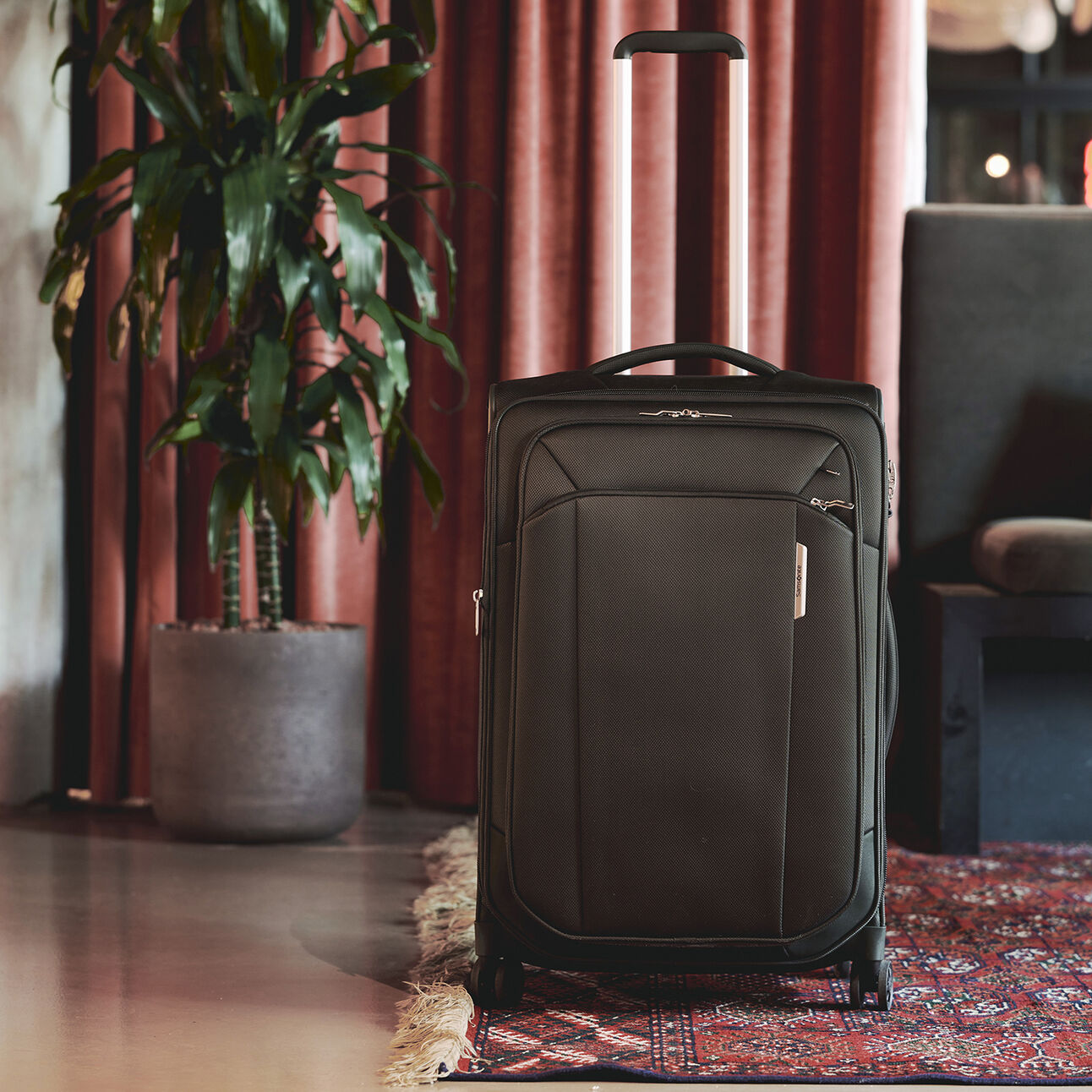 Respark Spinner Expandable (4 wheels) 67cm Green | Samsonite UK