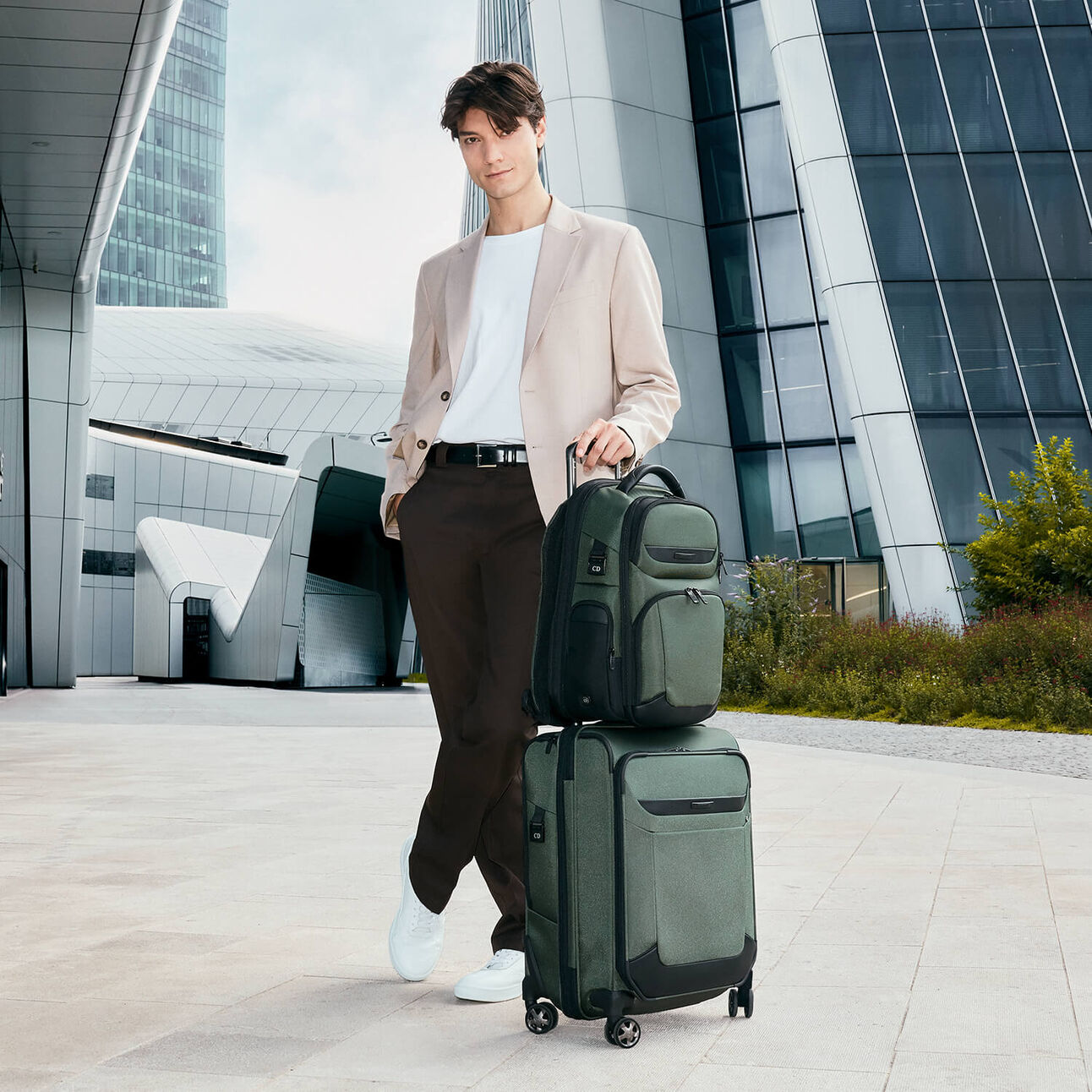 Pro-DLX 6 Spinner Expandable (4 wheels) 55cm Green | Samsonite UK